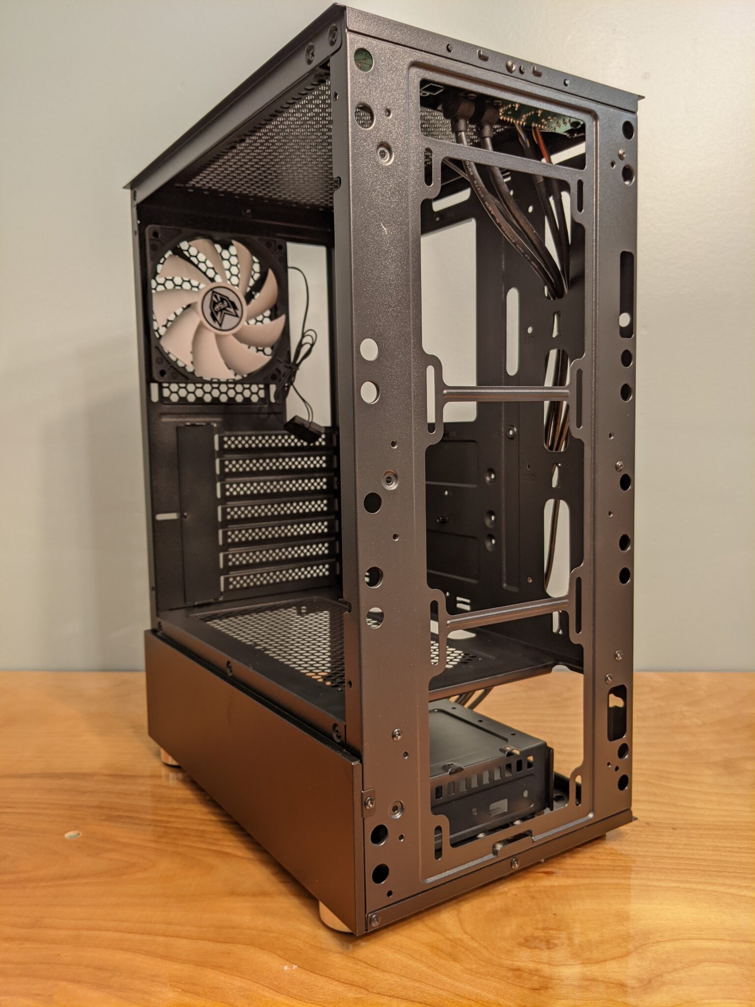 FSP CMT271A Mid-Tower Case Review – GND-Tech